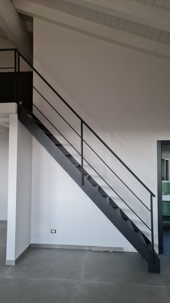 Scala e parapetto per soppalco
