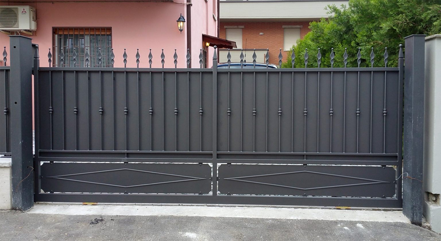 Cancello e recinzione lamiera tagli intagli laser design lineare moderno